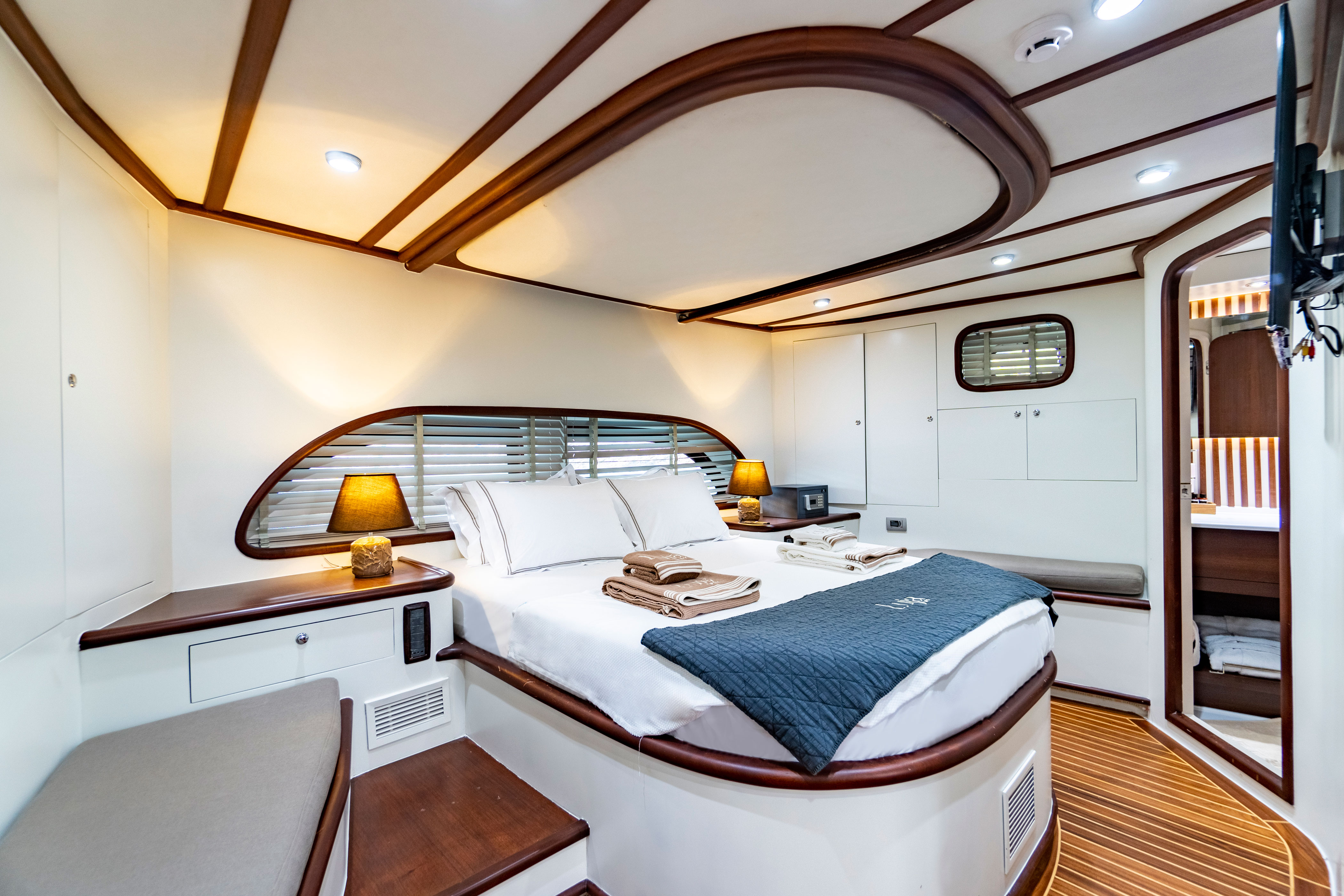 Yacht LUJA, Custom | CHARTERWORLD Luxury Superyacht Charters